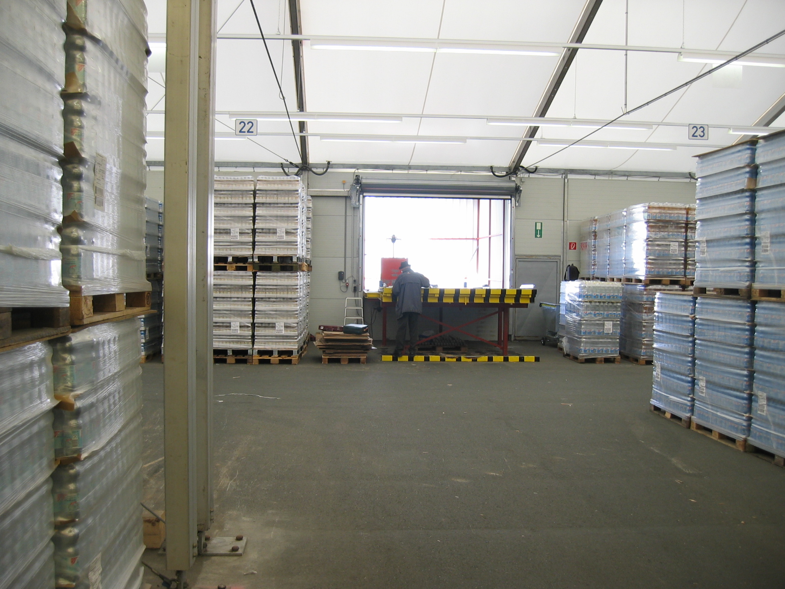 Temporary Warehouse Structures for Distribution